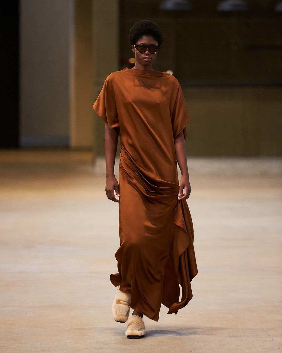 Mais madura, Anacê desfila pela primeira vez fora do calendário oficial