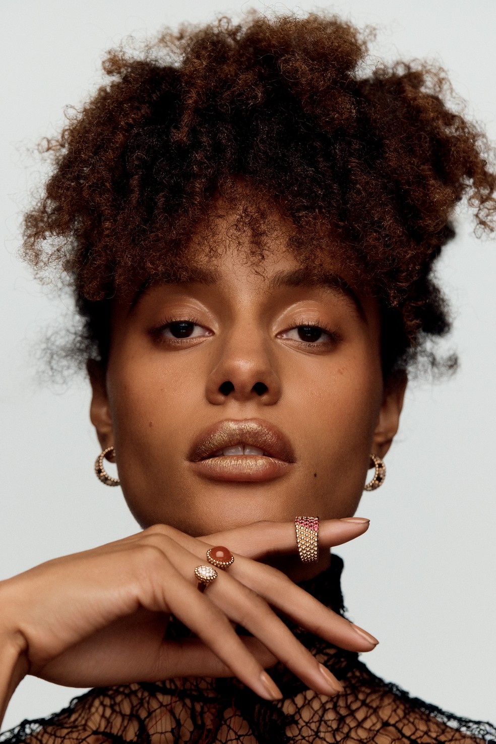 Ouro contemporâneo: a maquiagem dourada sai do óbvio e ganha novas formas