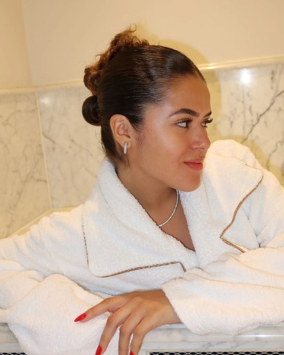 Maisa posa de cara lavada em Paris: ''No makeup posts' também são válidos'