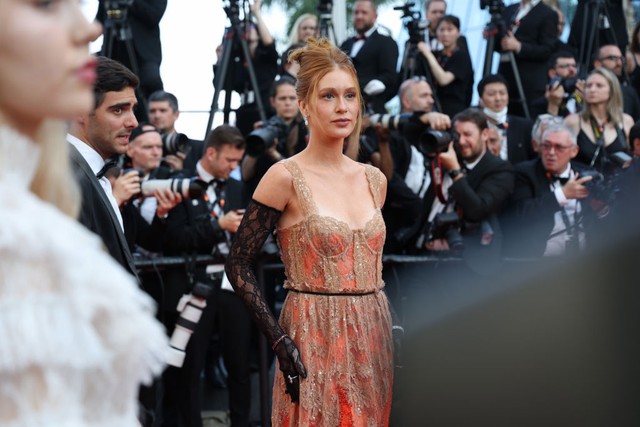 Marina Ruy Barbosa elege vestido da Gucci com renda multicolorida em Cannes