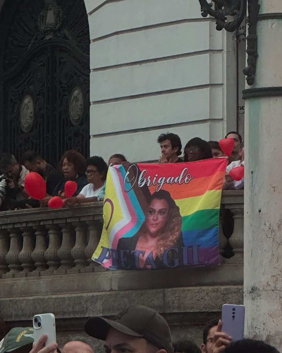 Sobrinha de Preta Gil, Flor, presta homenagem à cantora após velório ...