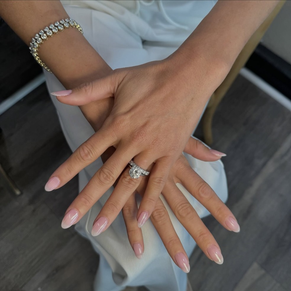 Nail tint: conheça o esmalte com brilho natural que realça e trata as unhas