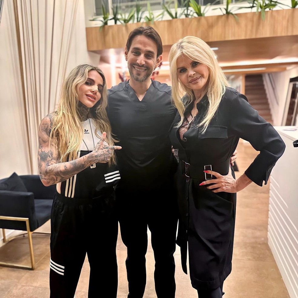 Monique Evans posta nova foto após harmonização facial e semelhança com ...