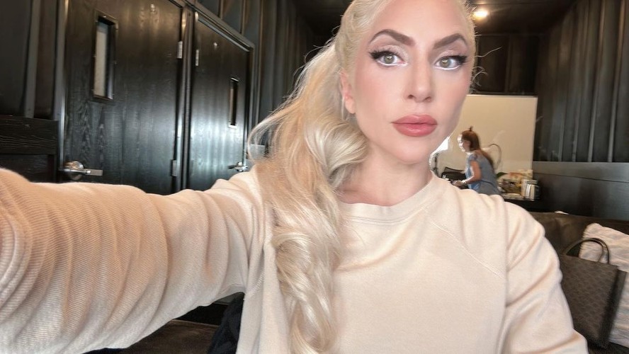 Lady Gaga aposta em visual clássico de Ariana Grande e faz carão em selfie