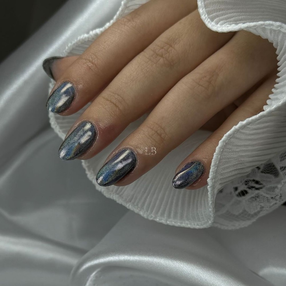 Unhas decoradas em prata: o efeito espelhado que merece a sua atenção