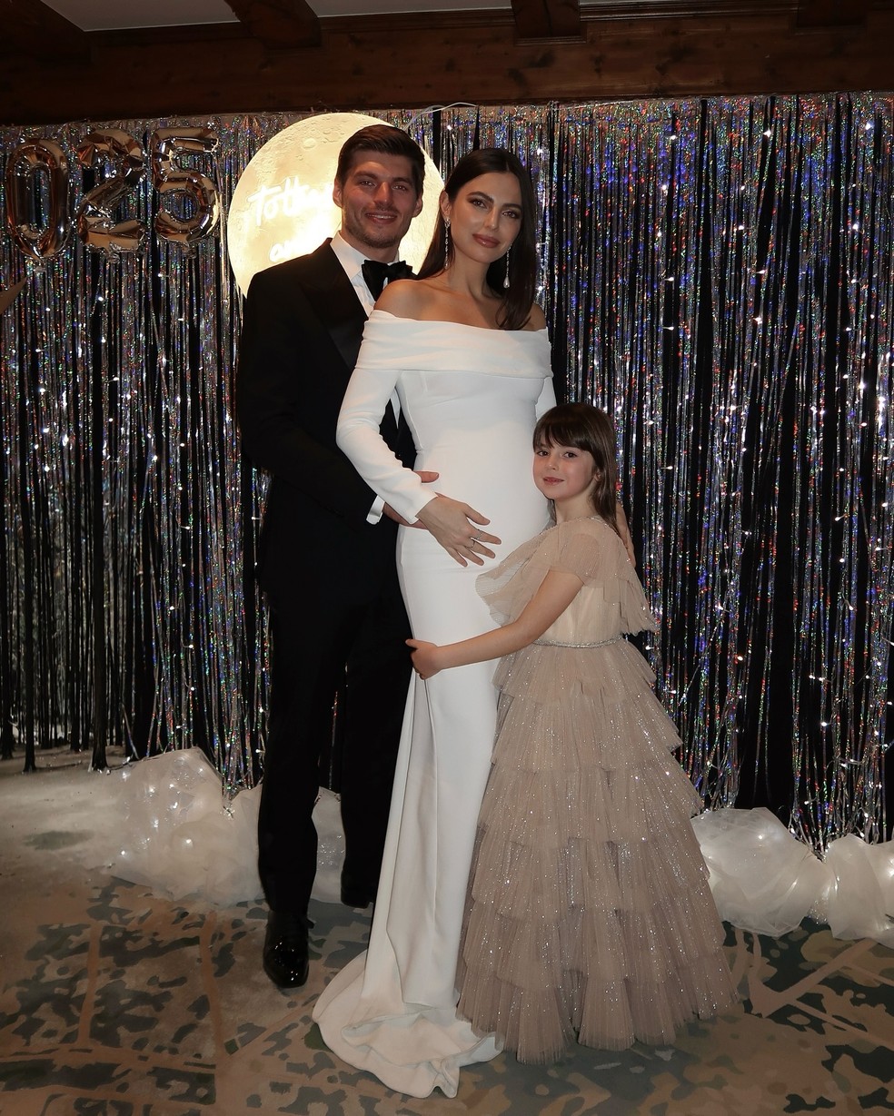 Kelly Piquet surge em momento romântico com Max Verstappen