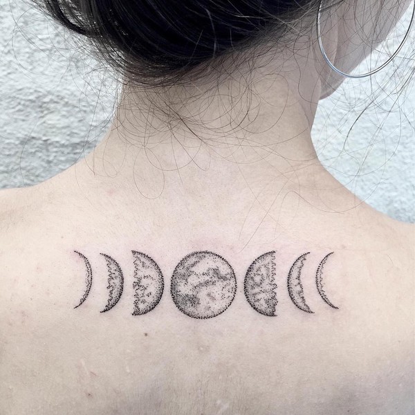 Tatuagem feminina nas costas com as fases da lua: inspire-se no poder do ciclo lunar