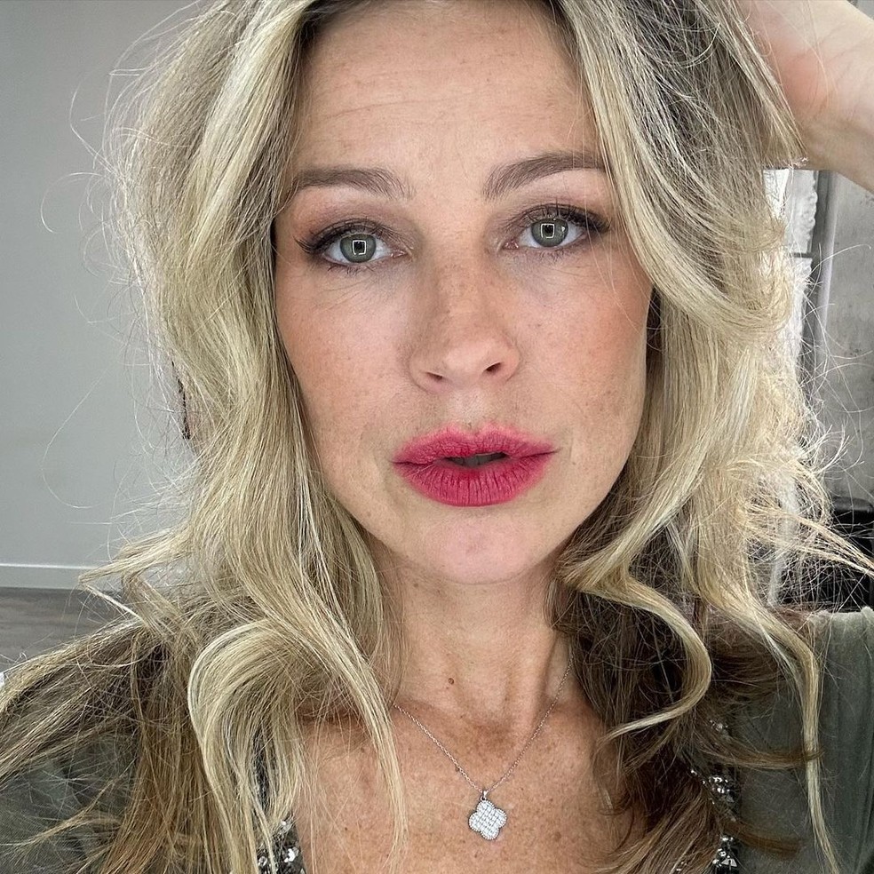 Luana Piovani rouba a cena com batom vermelho e provoca: 'Boca de quem ...