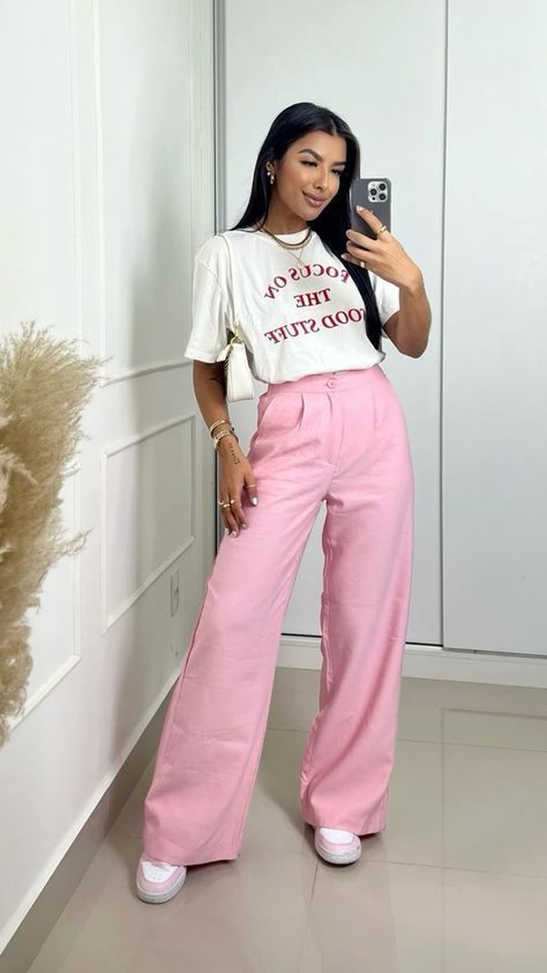 Como criar um look com calça rosa? 20 ideias para se inspirar e ousar ...