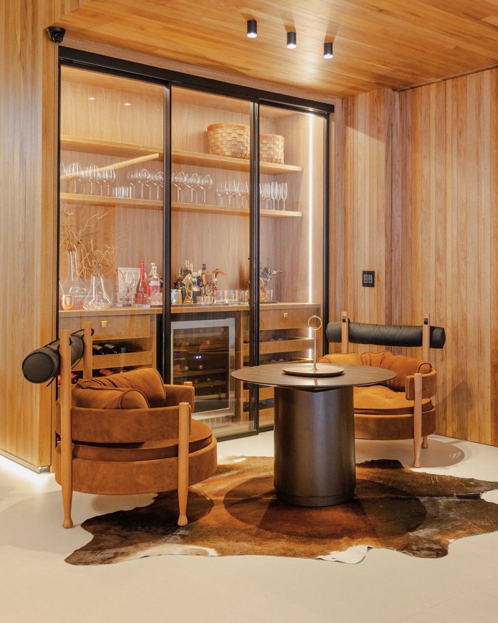 Família de Ana Castela decora sala de estar com poltronas de R$ 46 mil ...