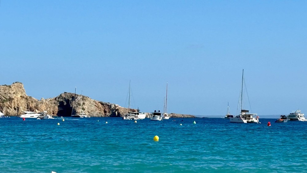 Discreta, Raisha Palomaro curte viagem romântica em Ibiza com o ...
