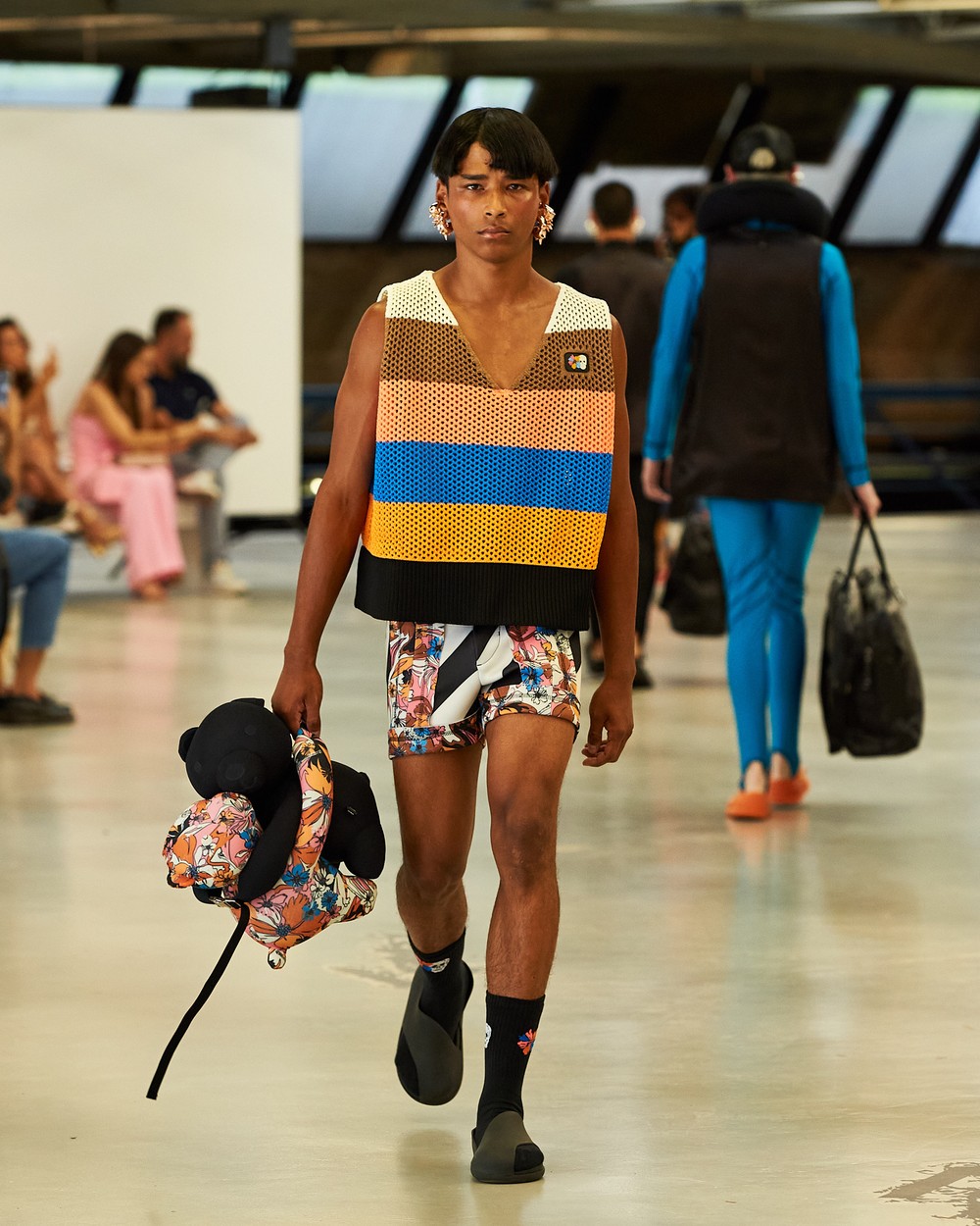 O verão 2024 de Herchcovitch é pop: estilista abre Casa de Criadores e ...