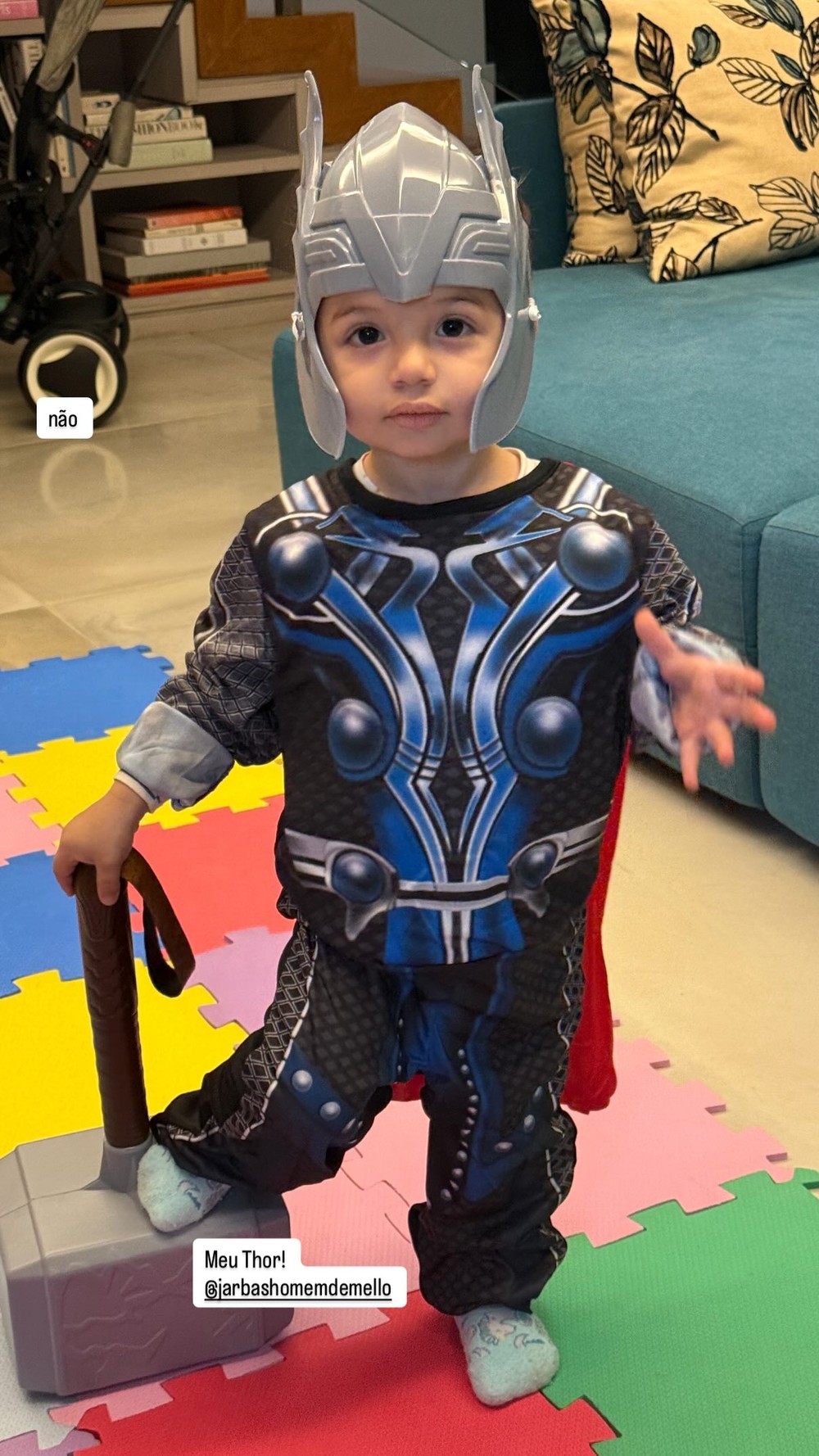 Claudia Raia se derrete ao posar de super-herói com o filho caçula ...