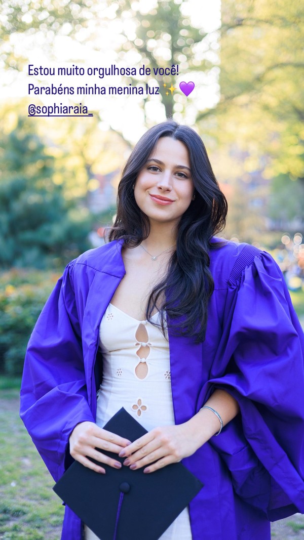 Claudia Raia mostra família reunida na formatura de Sophia Raia; vídeos