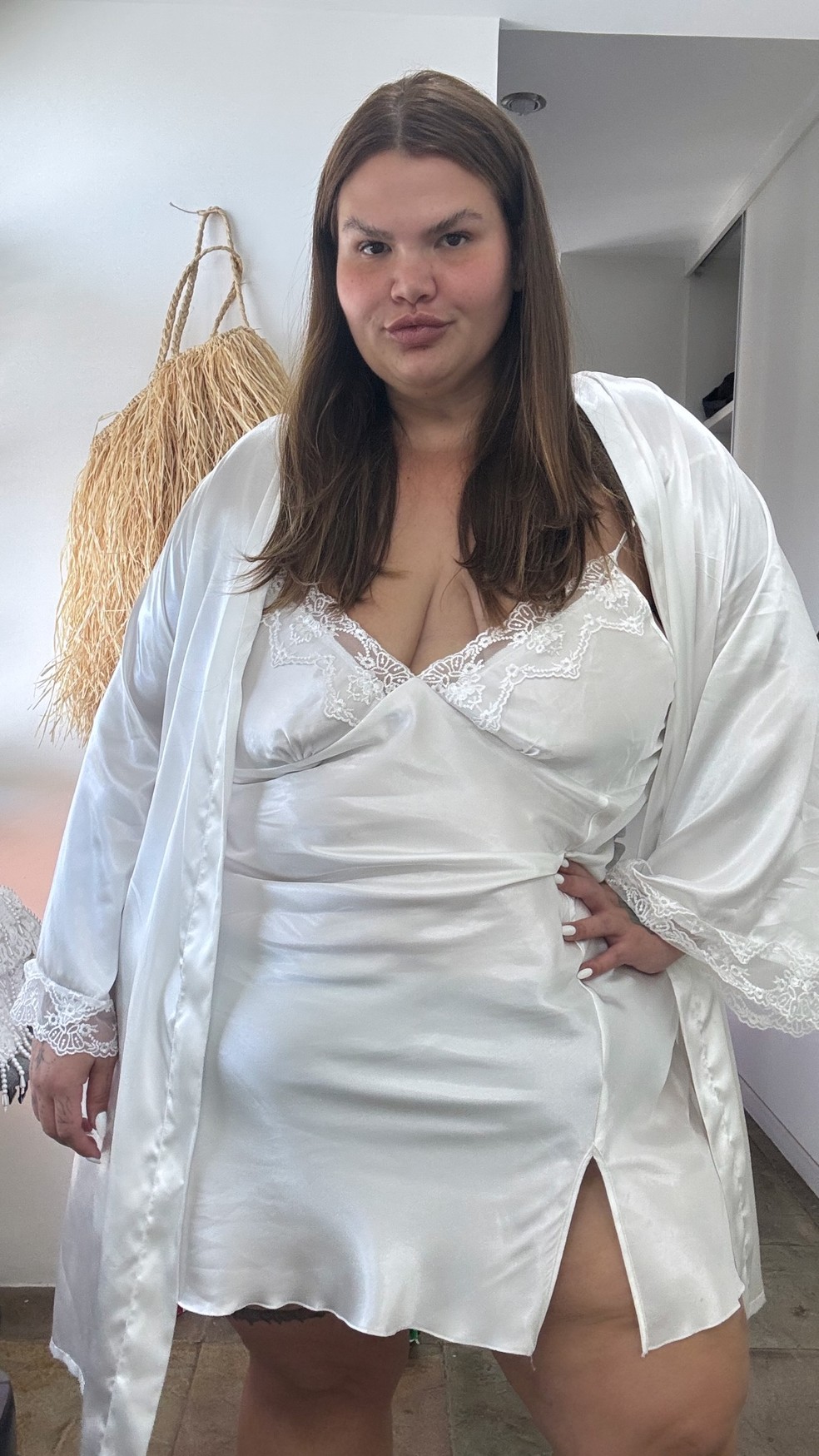 Thais Carla posa de camisola ao acordar em seu apartamento em SP