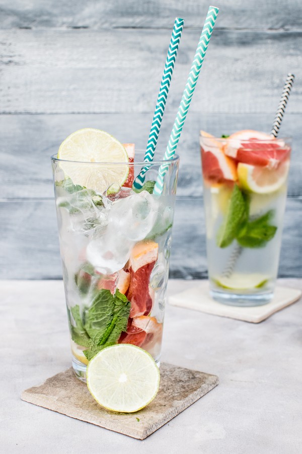 7 receitas deliciosas de drinques feitos com vinho para o fim de semana