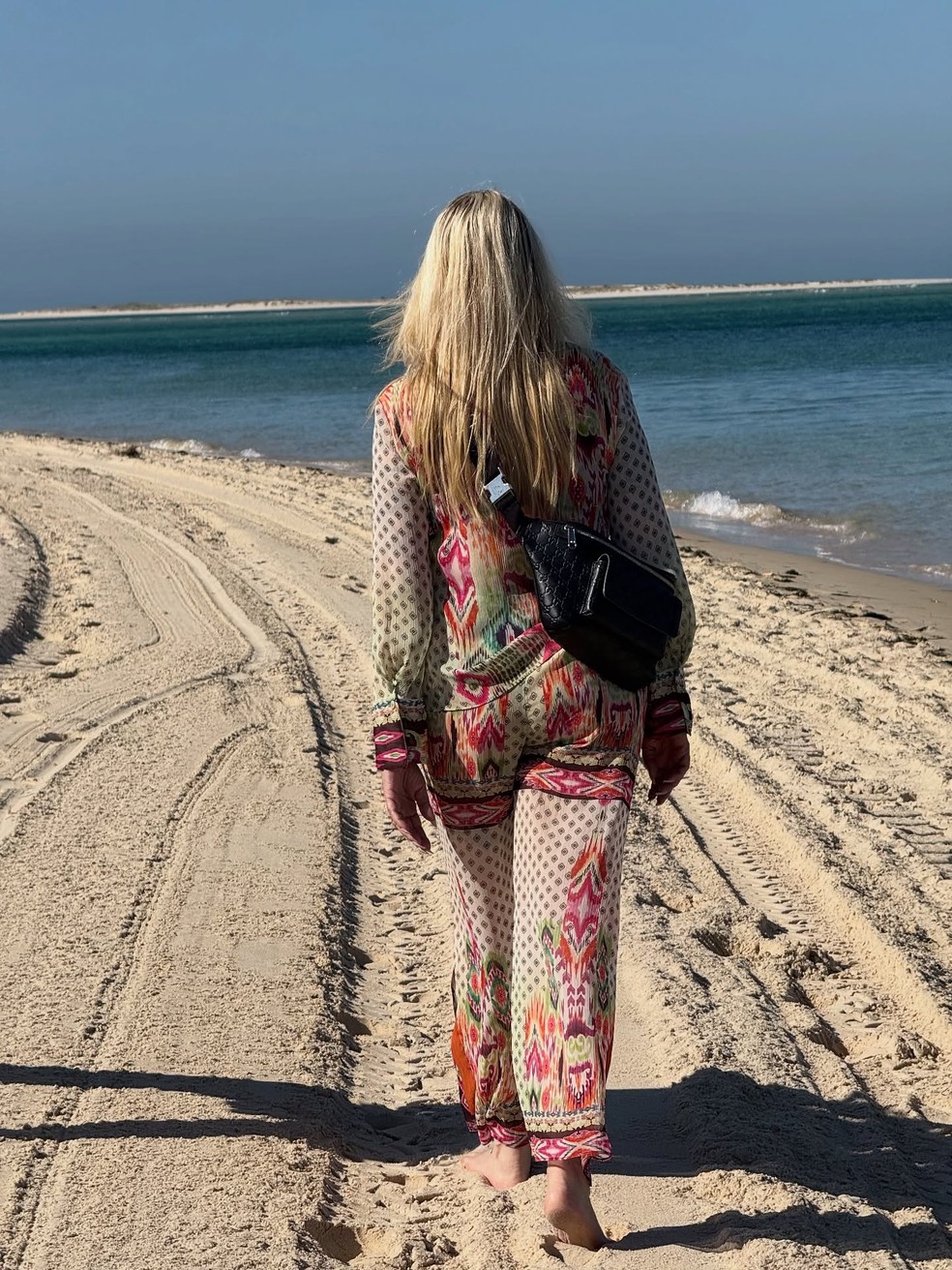 Monique Evans surge de topless e em clima de romance com a mulher em ...
