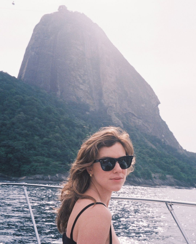 Alice Wegmann faz charme com fotos de biquíni durante passeio de barco ...