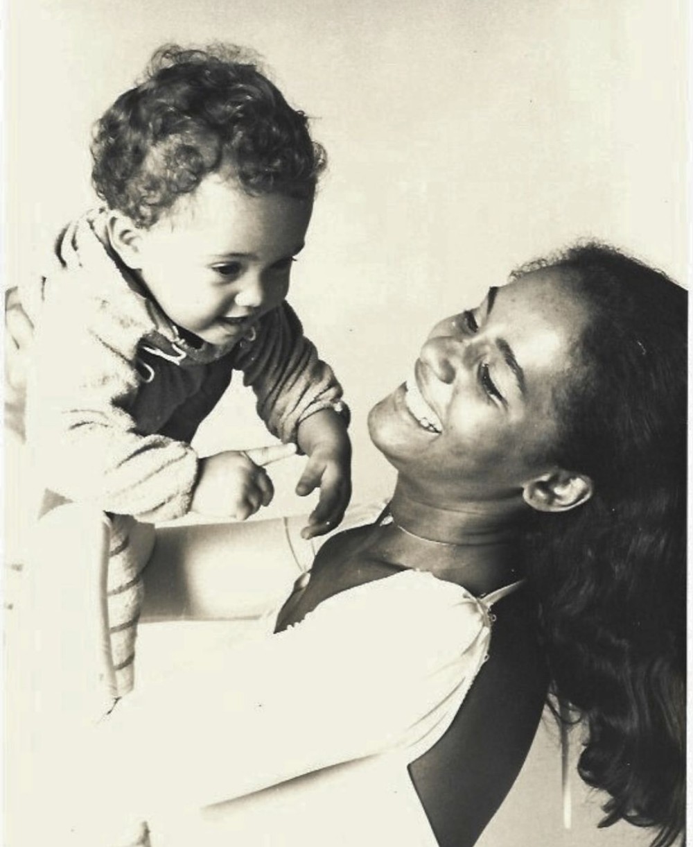 Camila Pitanga relembra fotos da infância em homenagem aos pais ...