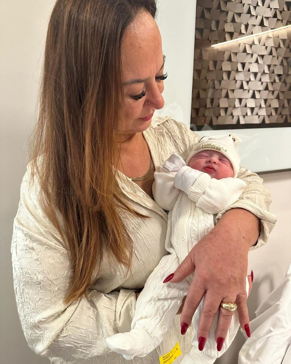 Mãe de Neymar, Nadine Gonçalves posa com a neta recém-nascida nos ...