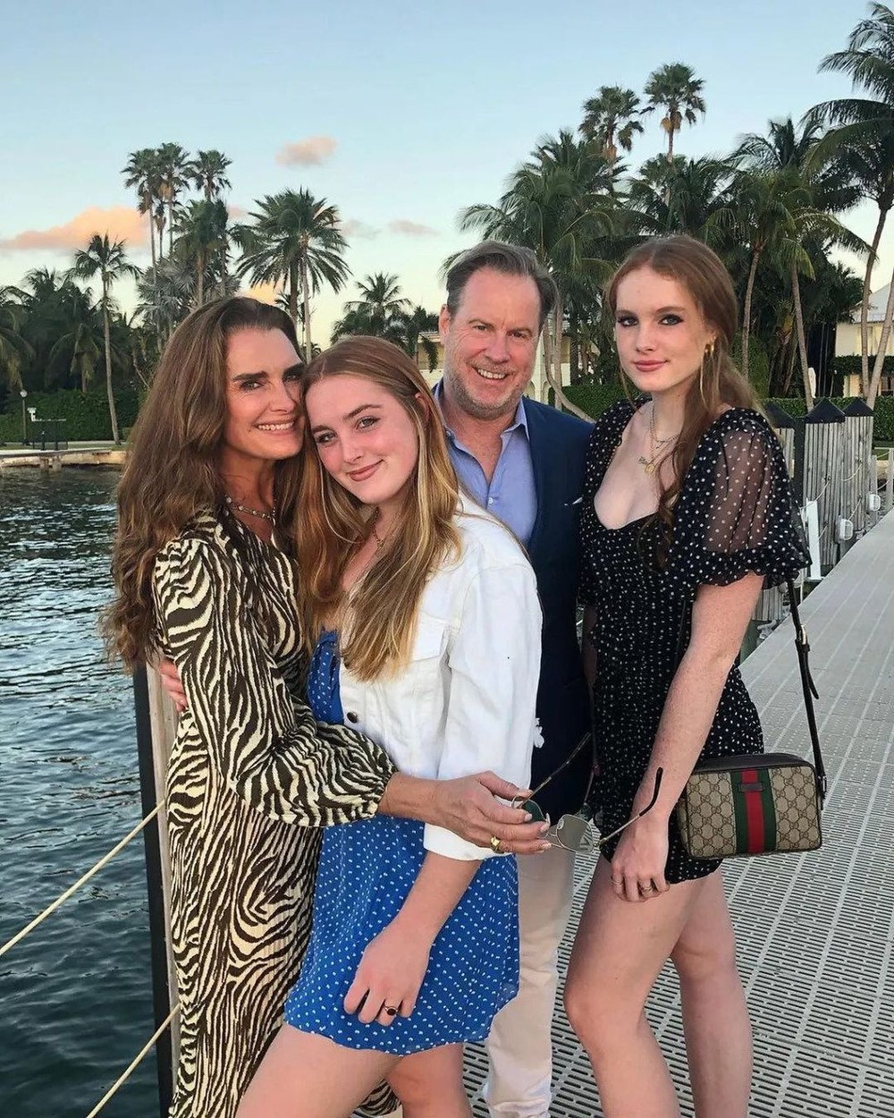 Brooke Shields mostra clique raro com a família reunida: 'Cheia de amor'