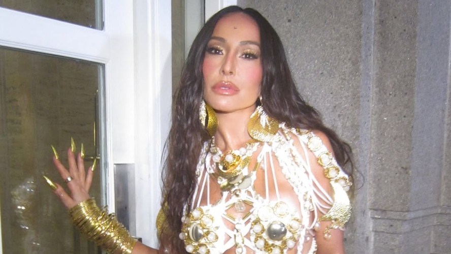 Rainha de bateria, Sabrina Sato presta apoio à Unidos de Vila Isabel ...