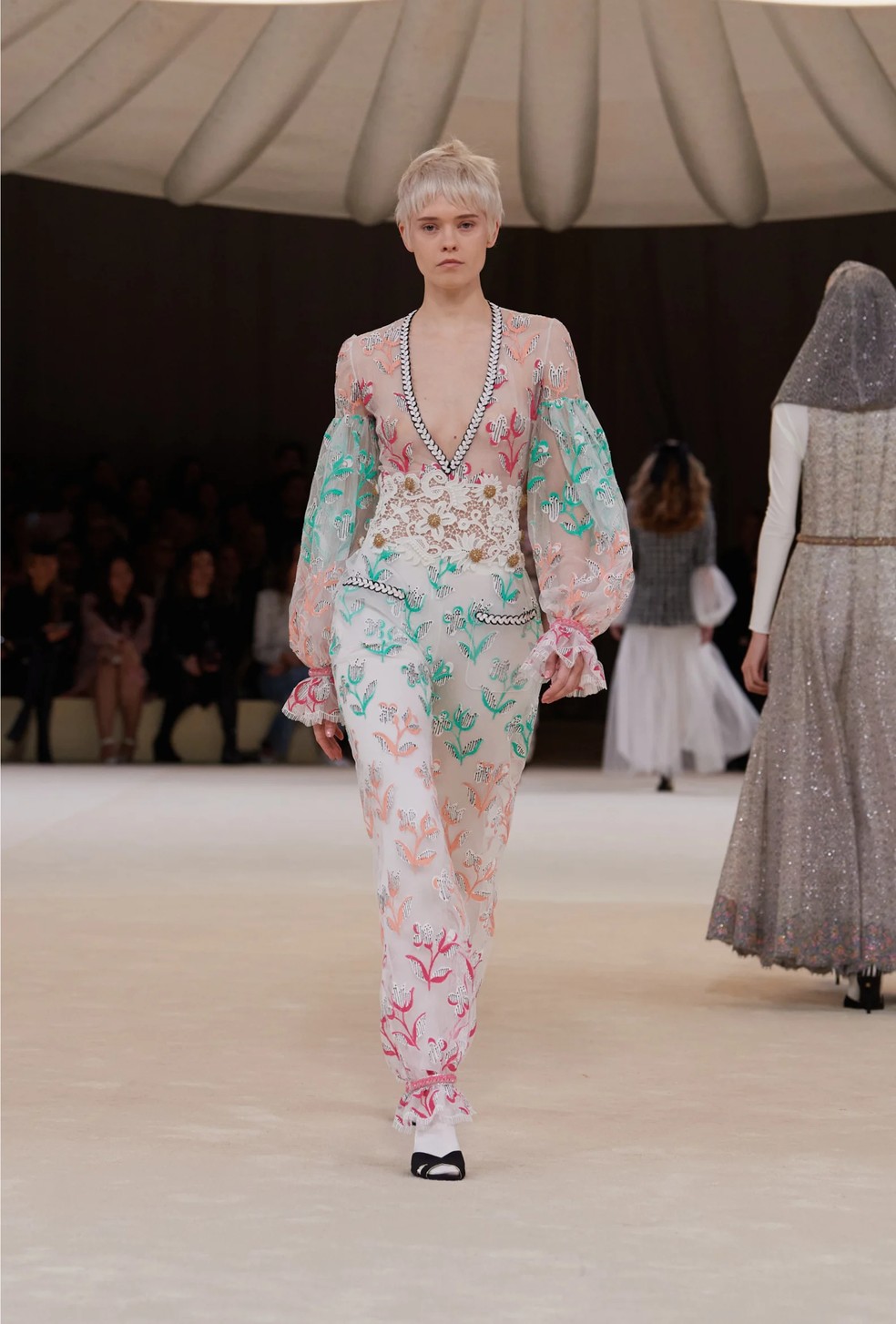 Desfile da Chanel se inspira no balé para coleção de verão: destaques ...