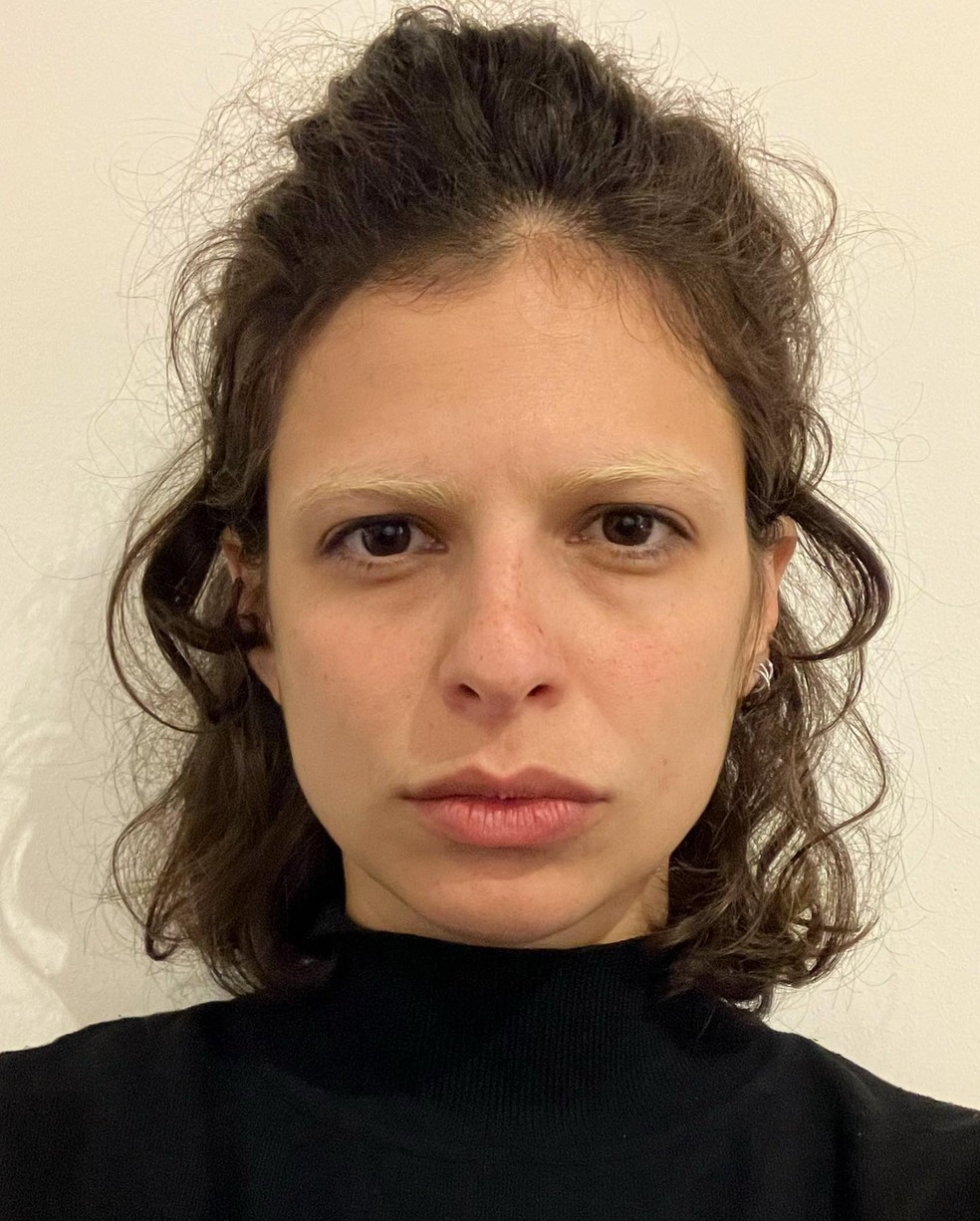 Filha de Debora Bloch, Julia Anquier surge sorridente com a namorada ...