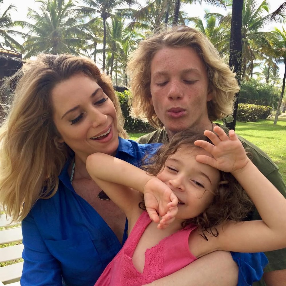 Leticia Spiller encanta ao resgatar memória com filhos, Pedro Novaes e ...