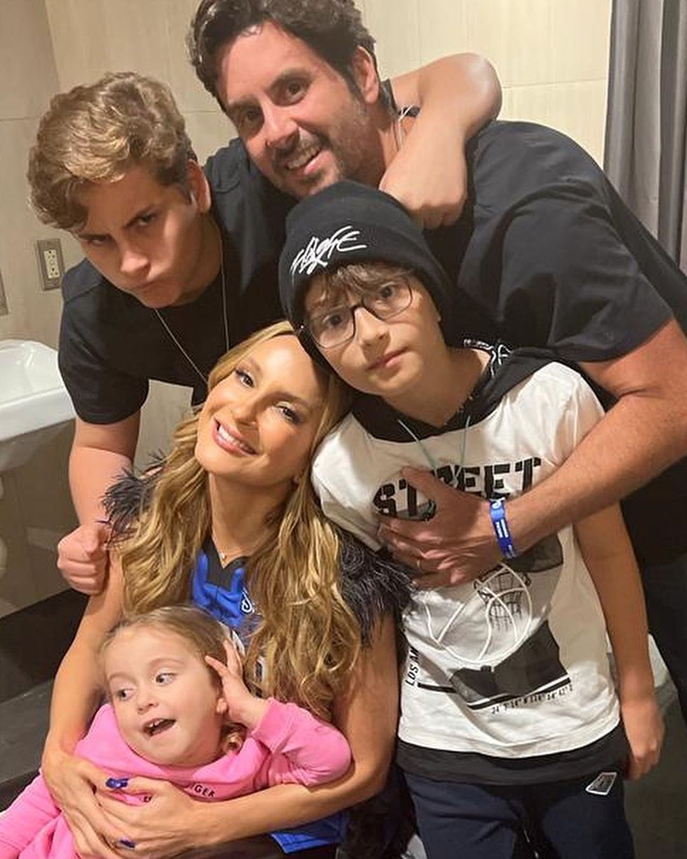 Foto de Claudia Leitte com a família chama atenção dos fãs: 'Todo mundo ...
