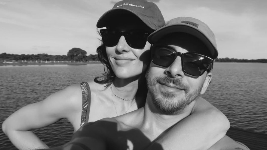 Longe da folia, Monica Benini posa com Junior Lima em meio a natureza ...