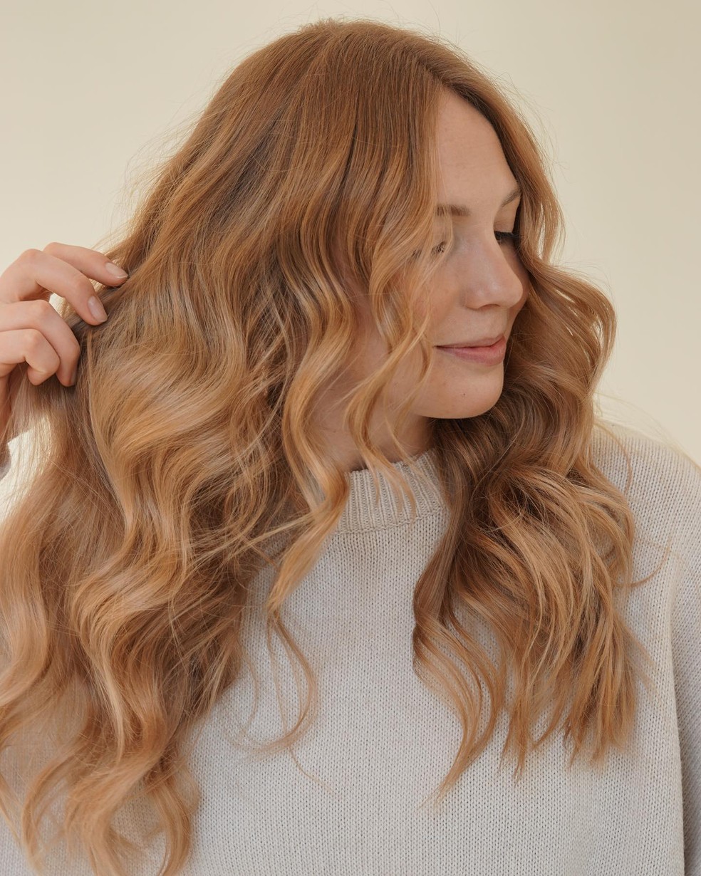 Strawberry blonde: tudo sobre a tendência de cabelos loiro morango que ...