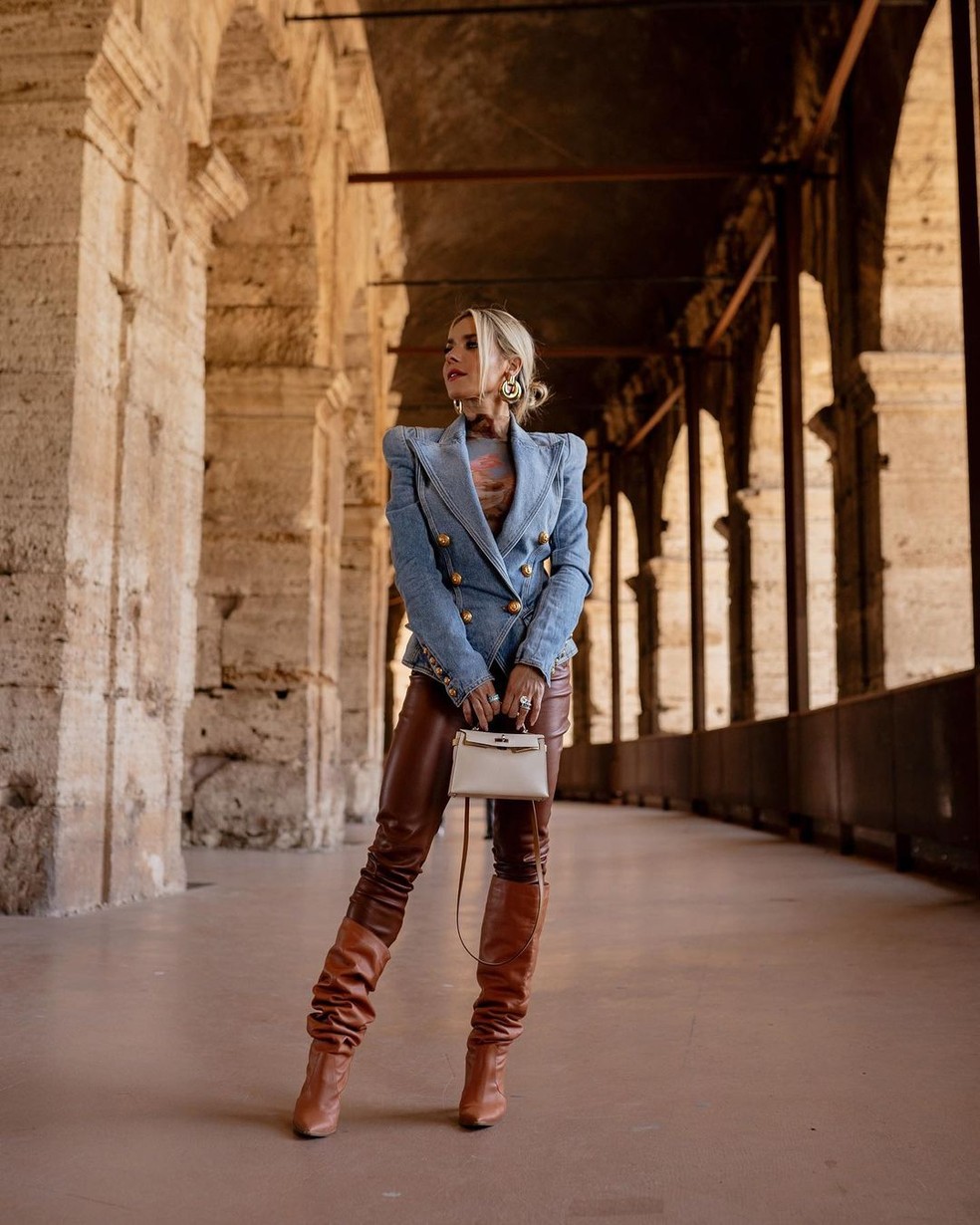 Monique Alfradique posa em frente ao Coliseu em viagem à Itália: 'Lindo de ver'