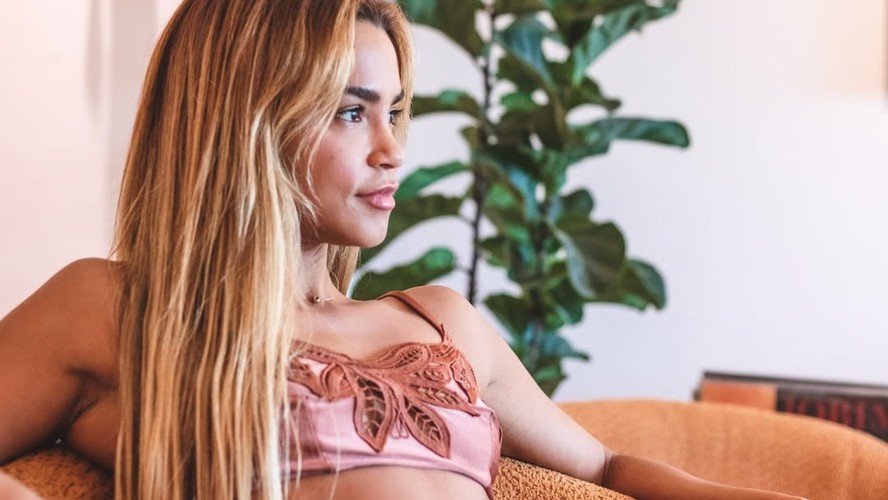 Lucy Alves posa com lingerie ousada e arranca elogios: 'Uma Barbie!'