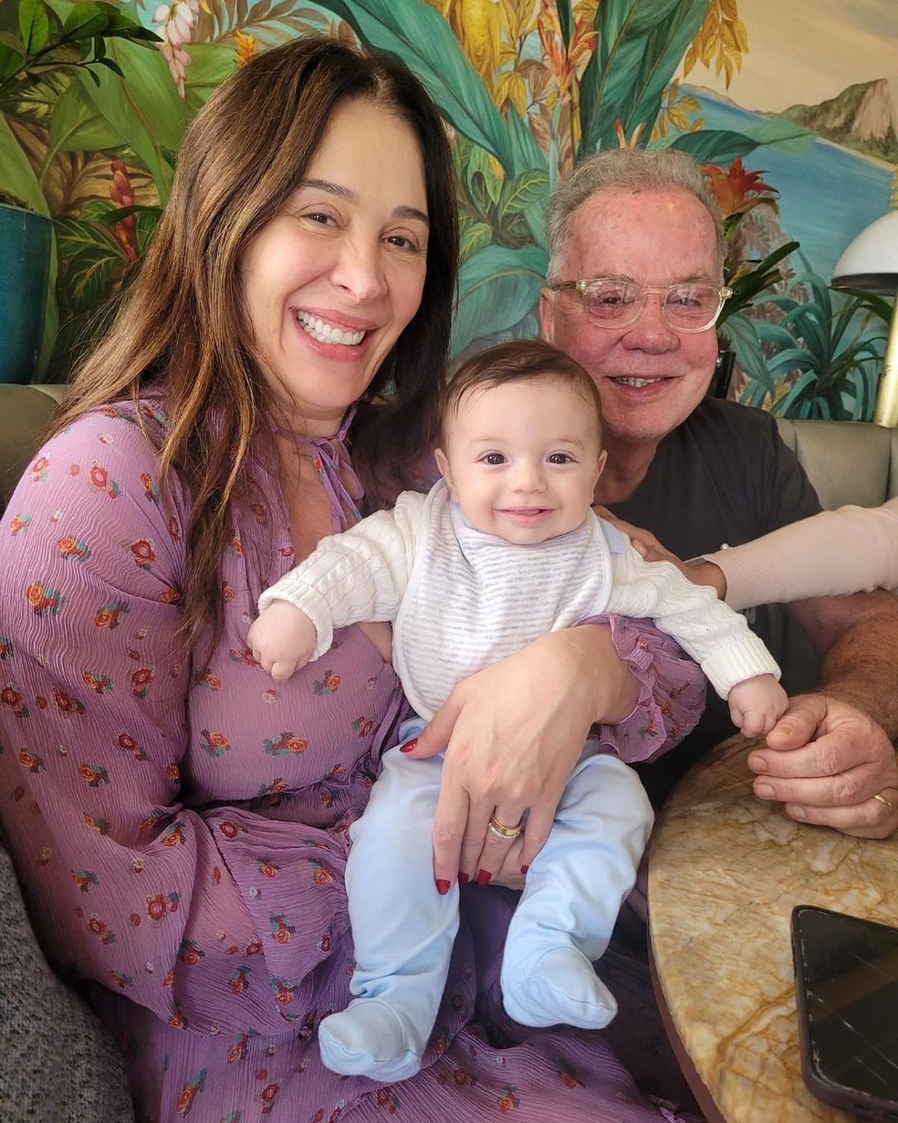 Claudia Raia posta foto com Luiz Guimarães e Luca rouba a cena
