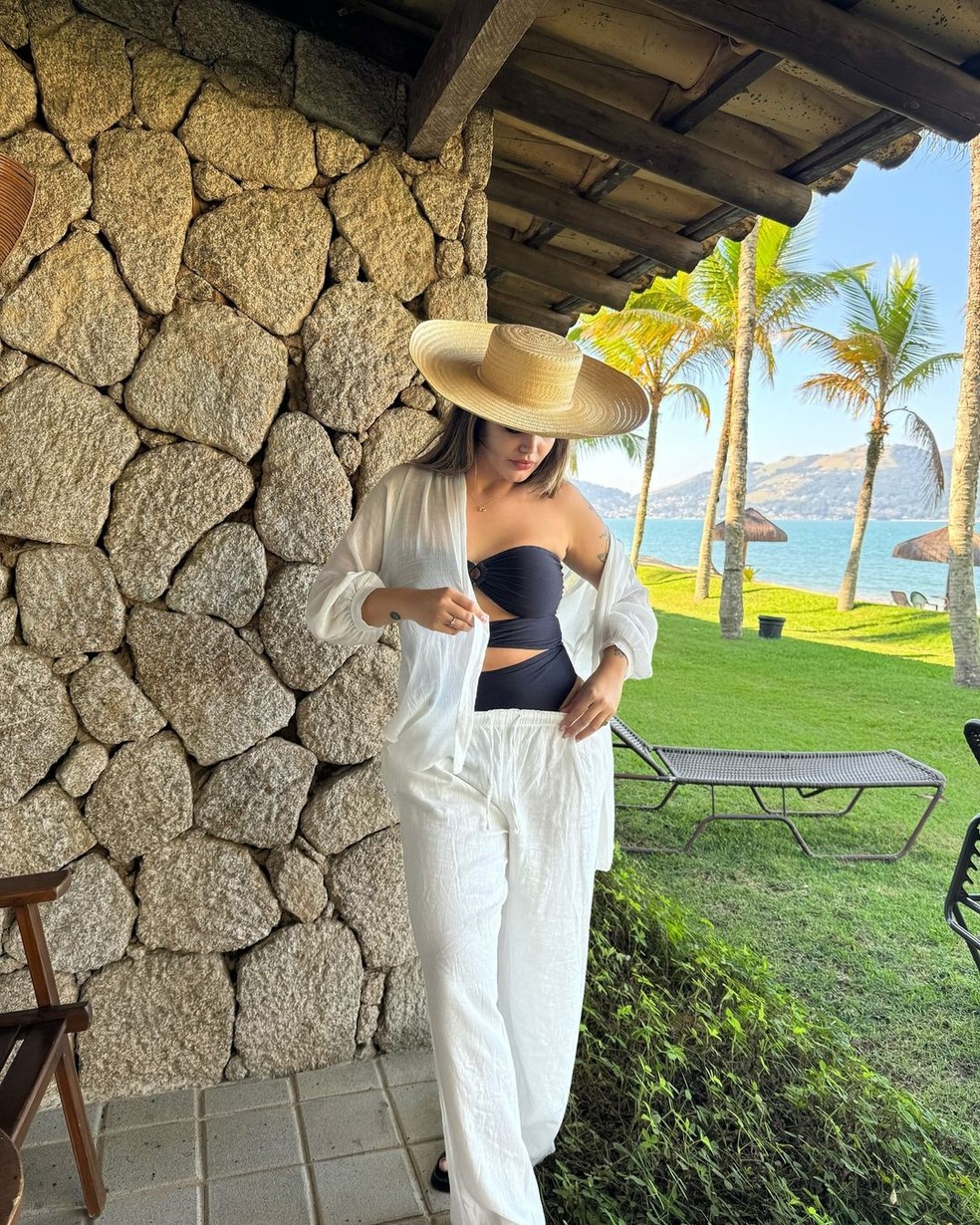 Suzanna Freitas posta clique com body recortado e é comparada à mãe: 'Kelly Key, é você?'