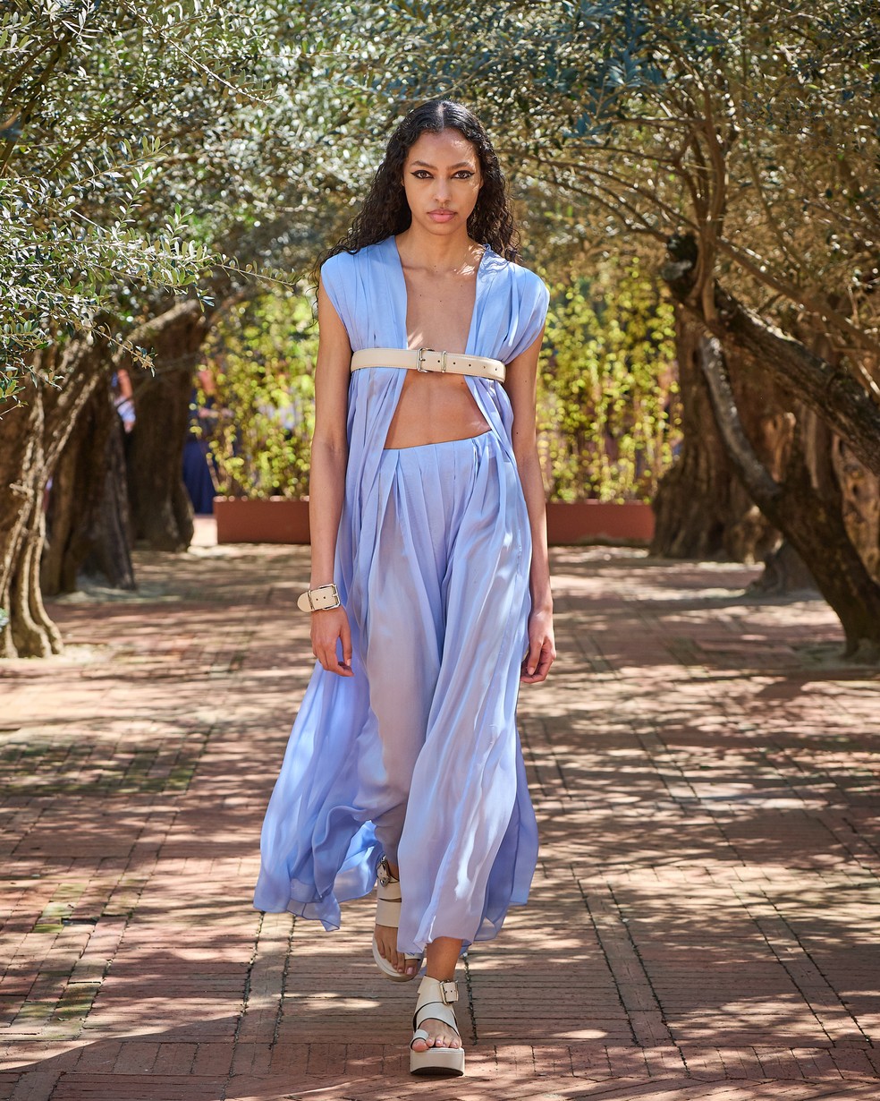 Neriage cria verão sexy, com Carol Trentini abrindo desfile e fila A cheia de famosos