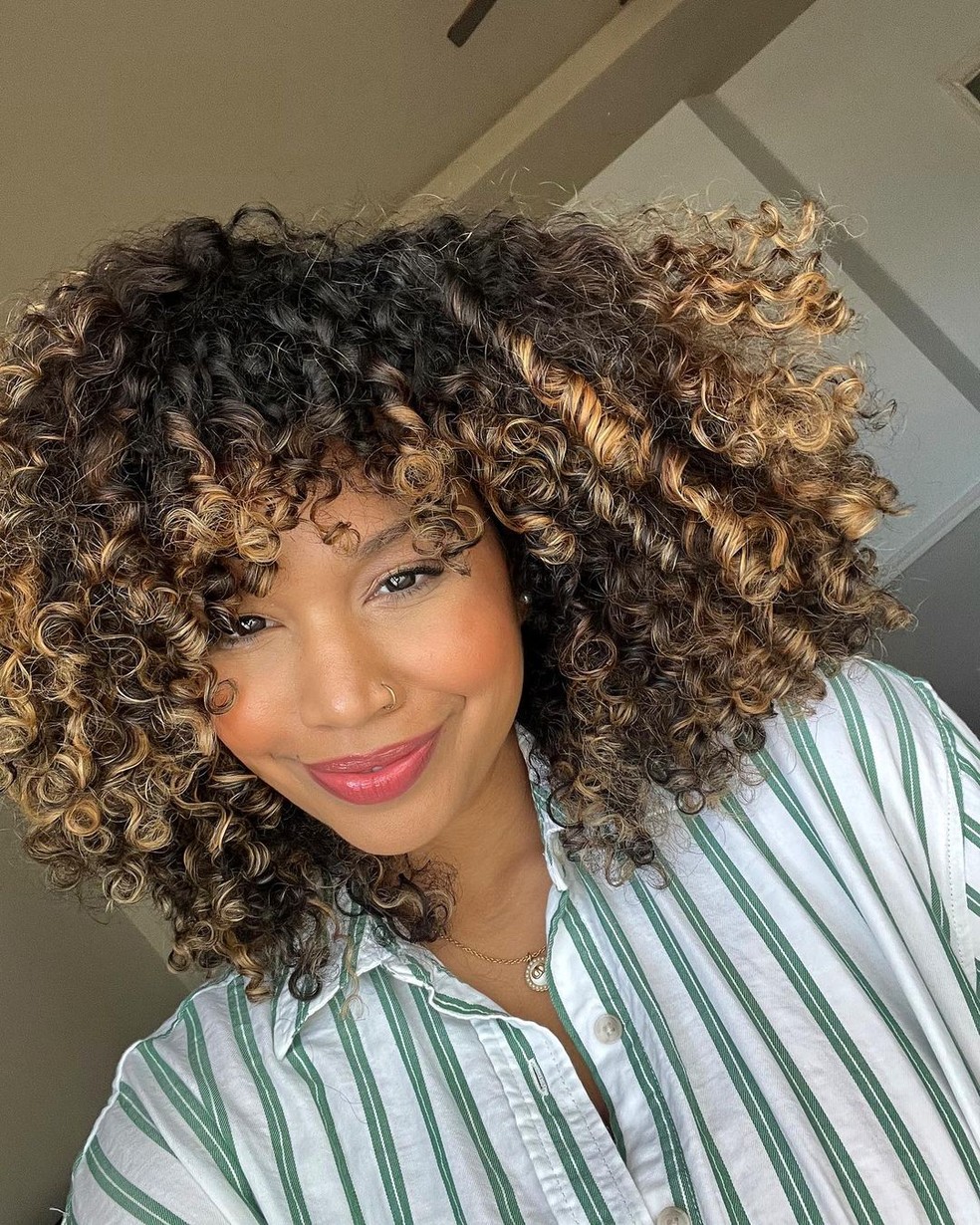 18 inspirações de mechas loiras em cabelos crespos e como cuidar dos ...