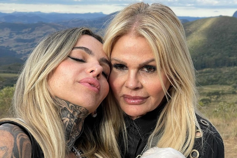 Monique Evans surge de topless e em clima de romance com a mulher em ...
