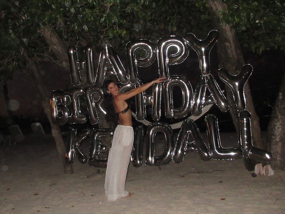 Nua, topless e banho de mar: Kendall Jenner mostra intimidade da ...