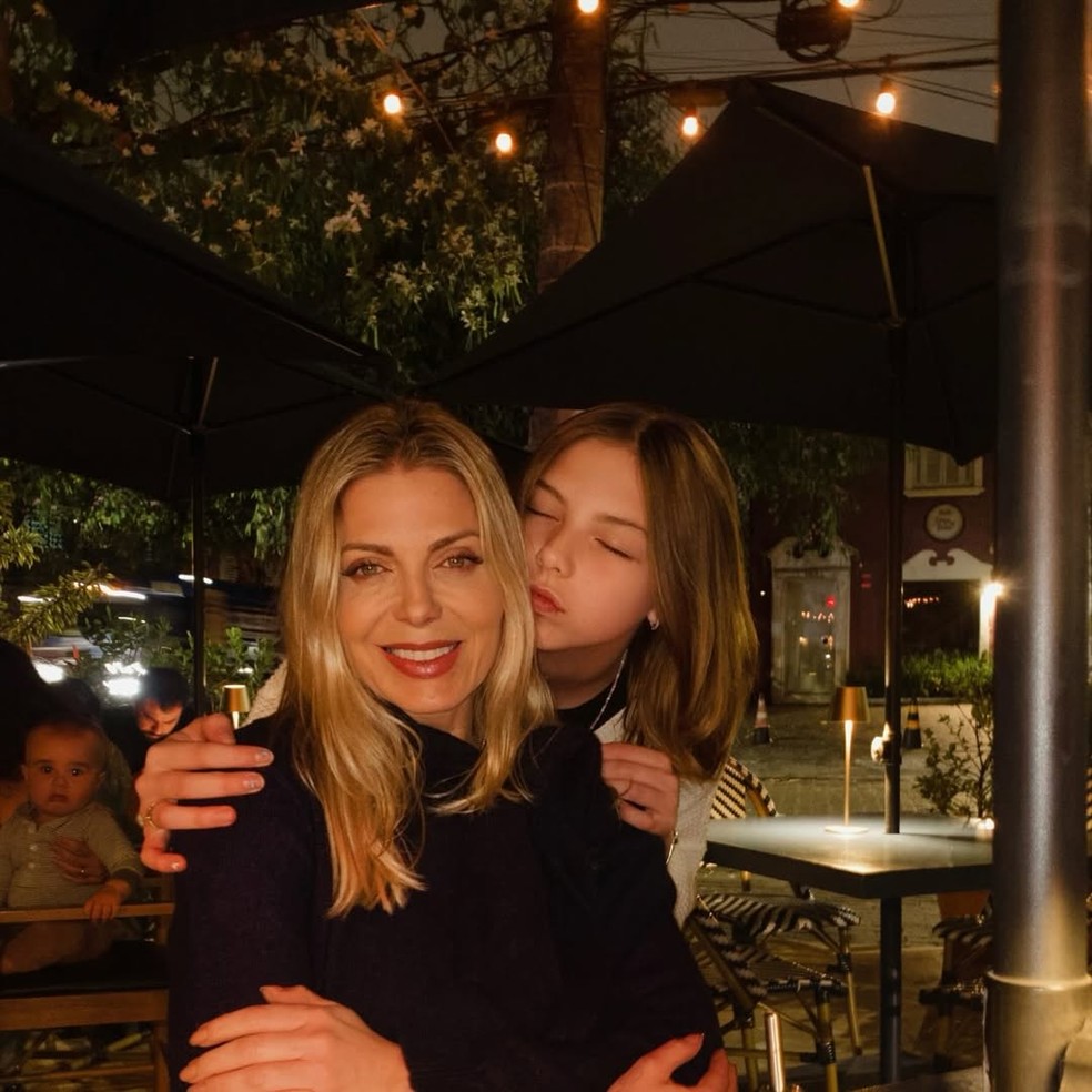 Sheila Mello posa com a filha de 12 anos que tem com Fernando Scherer ...