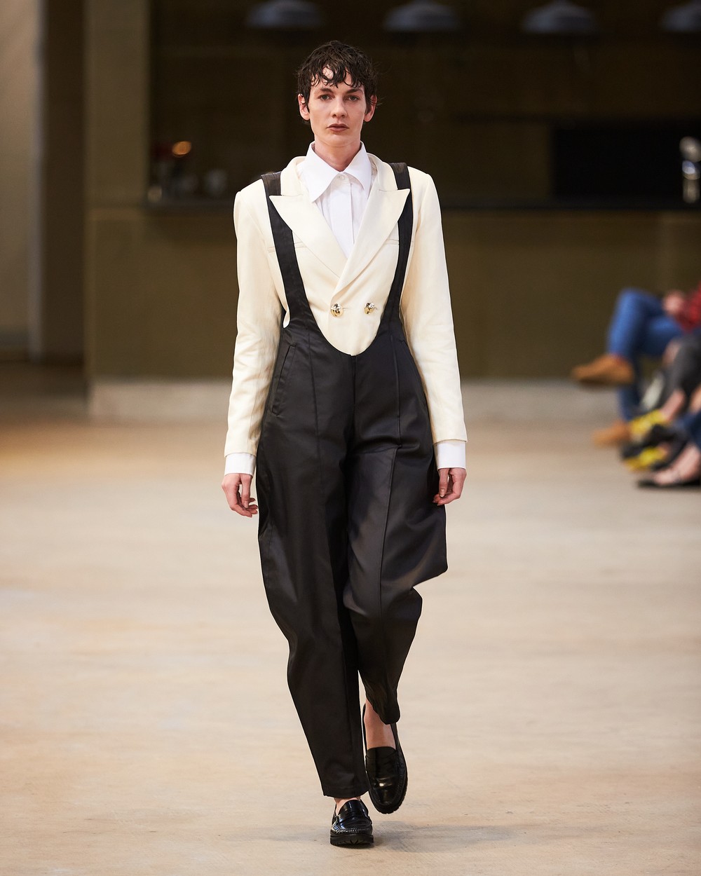 Mais madura, Anacê desfila pela primeira vez fora do calendário oficial