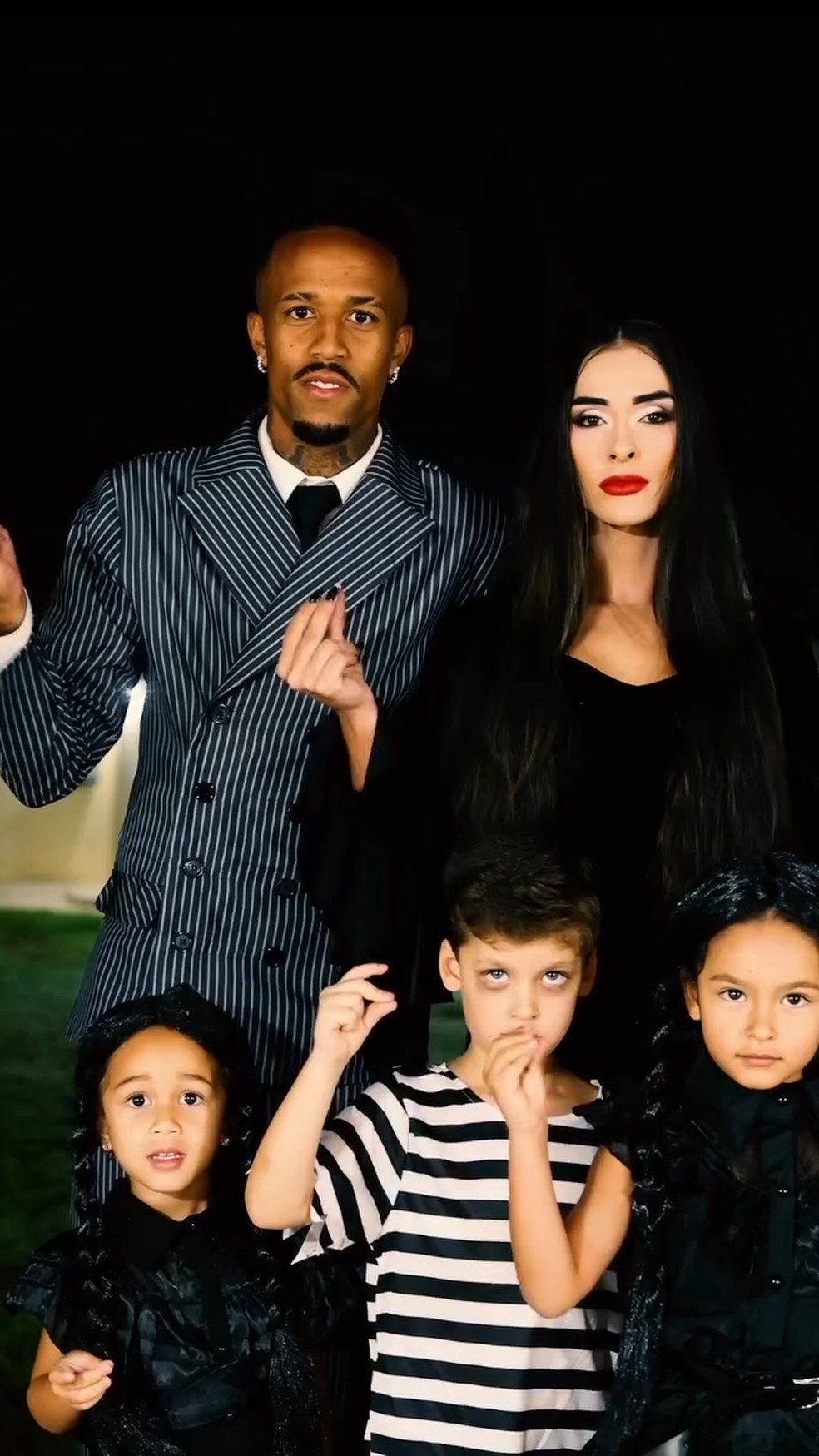 Éder Militão, Tainá e filhos se vestem de 'Família Addams' para festa ...