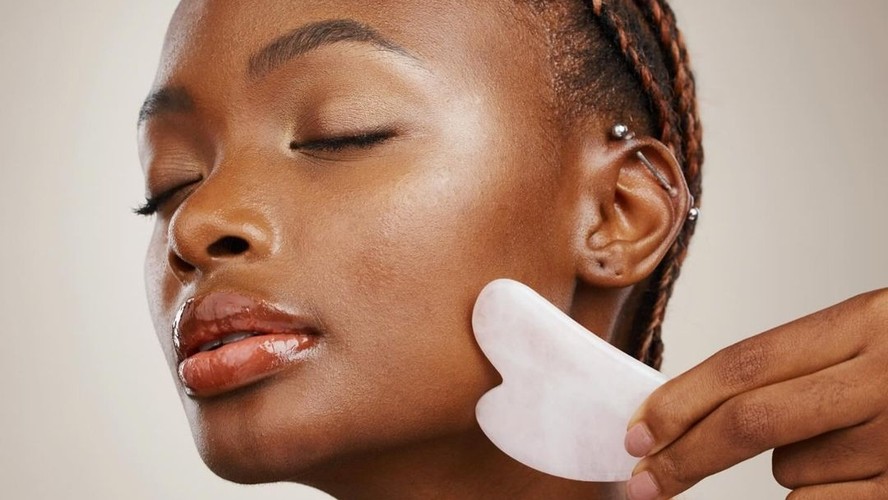 Gua Sha realmente funciona? Entenda como funciona a técnica de massagem facial