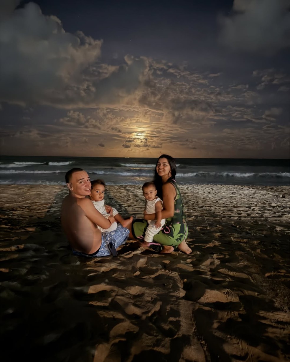 Ary Mirelle abre álbum de fotos na praia com João Gomes e os filhos ...
