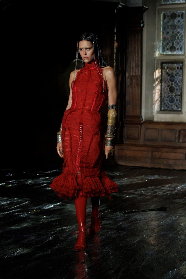 LFW: Dilara Findikoglu desafia as amarras femininas na coleção de verão ...