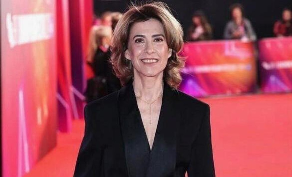 Fernanda Torres brilha em Londres com look clássico da Bottega Veneta ...