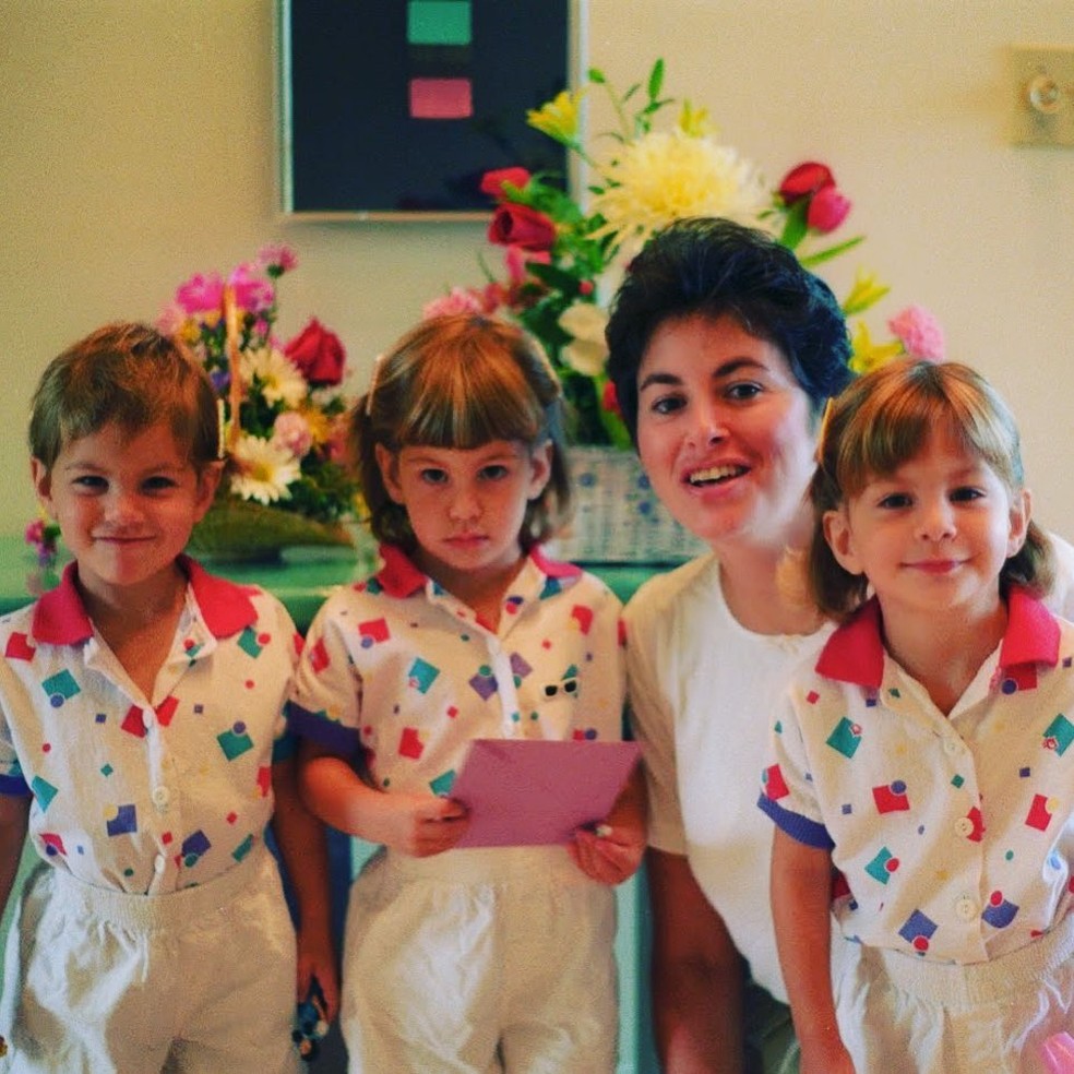 Trigêmeas se formam em medicina e trabalham com a mãe em clínica ...