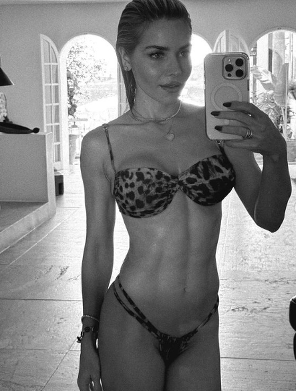 Monique Alfradique posa de biquíni animal print e exibe corpo malhado