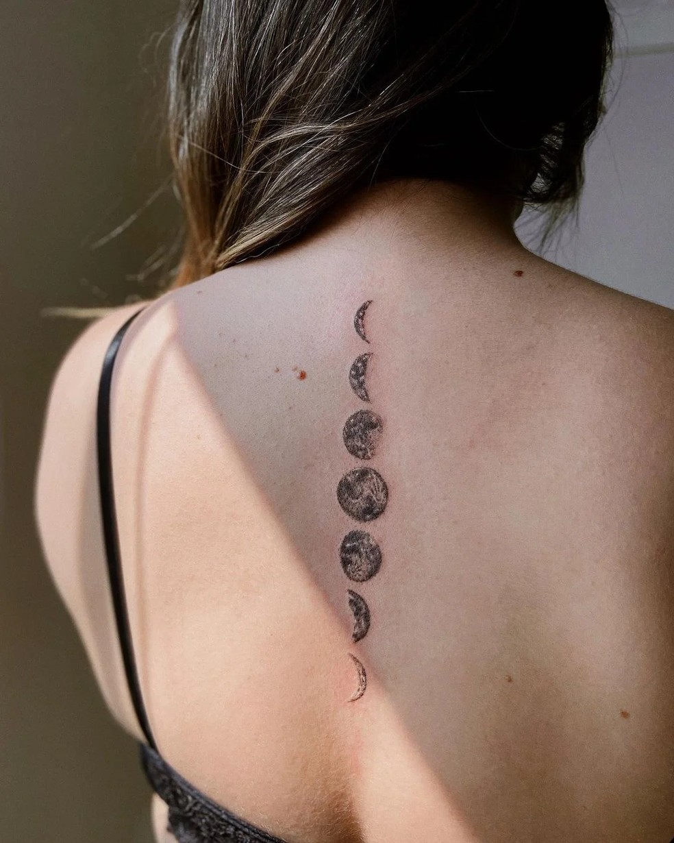 Tatuagem feminina nas costas com as fases da lua: inspire-se no poder ...